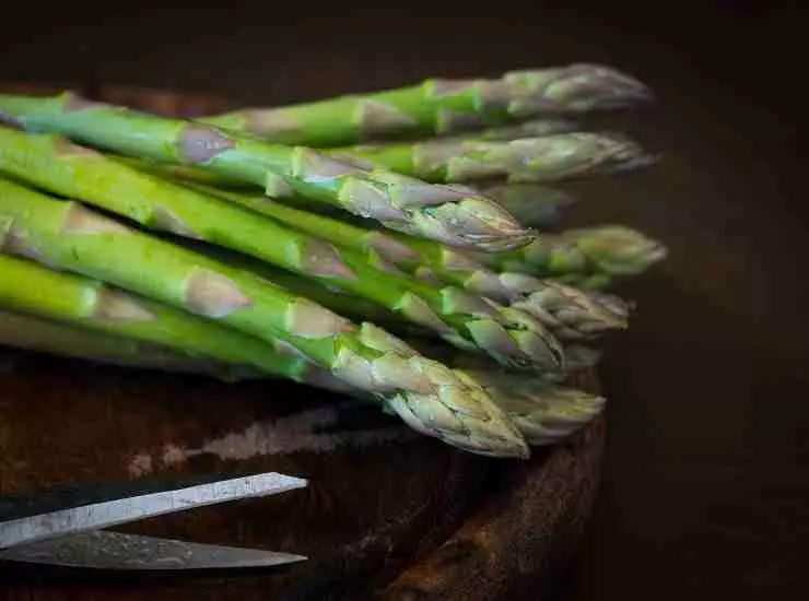 Pasta dengan asparagus, cendawan dan ham