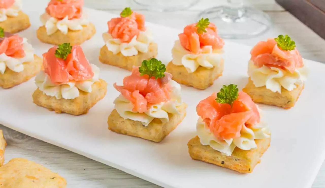 Canapé de patata con salmón ahumado y mousse de ricotta