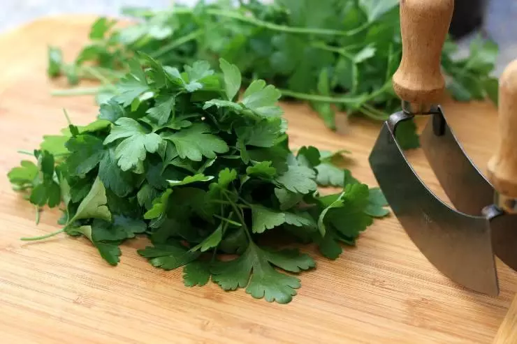 Ang maanghang na cauliflower na inadobo na may naka-print na recipe ng herbs