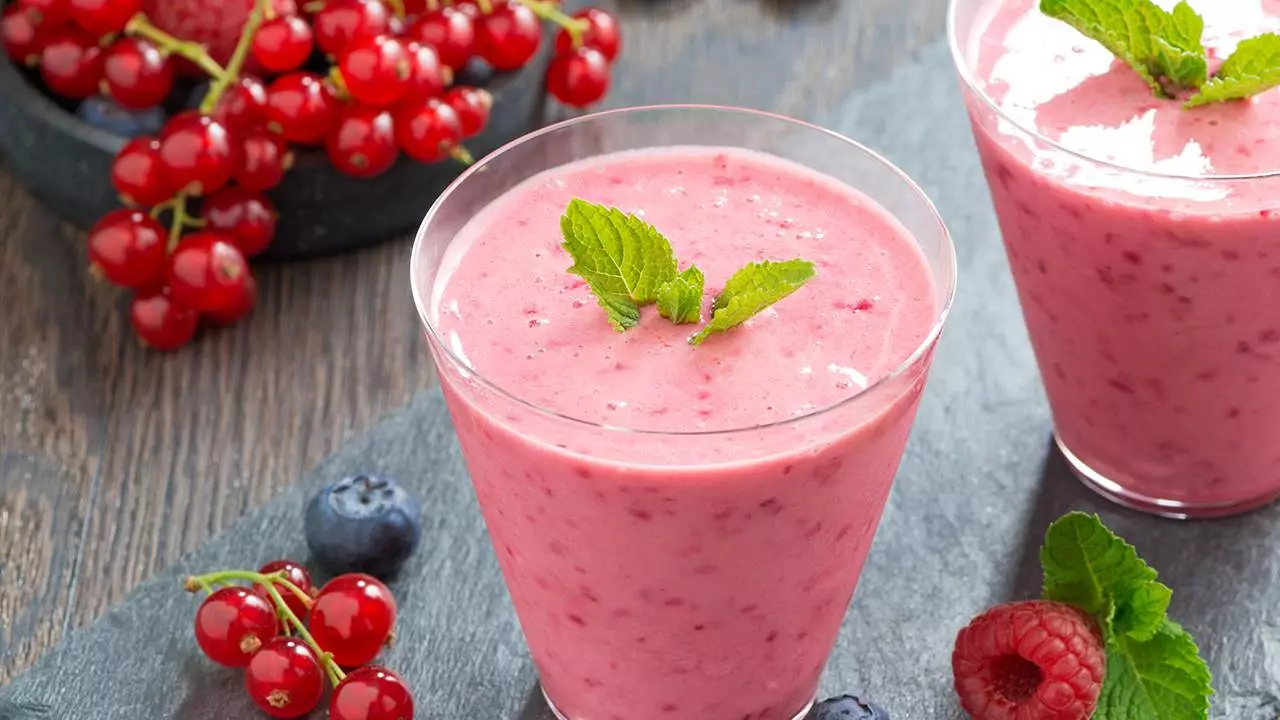 smoothie με κόκκινα φρούτα