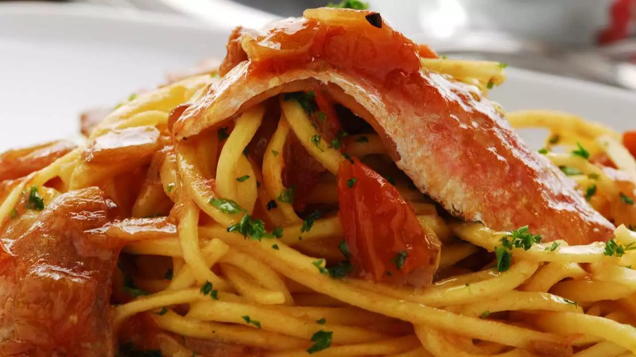 意大利面配番茄和鱼，但这不是通常的食谱
