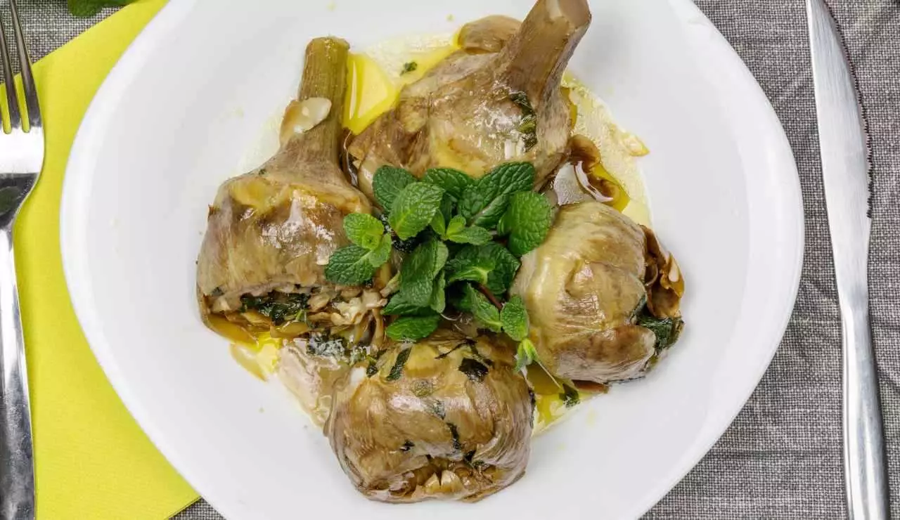 Roman-style artichokes, nkees ua rau lawv nyob hauv tsev? Nov yog qhov chaw noj zaub mov zoo tshaj plaws 24918_1