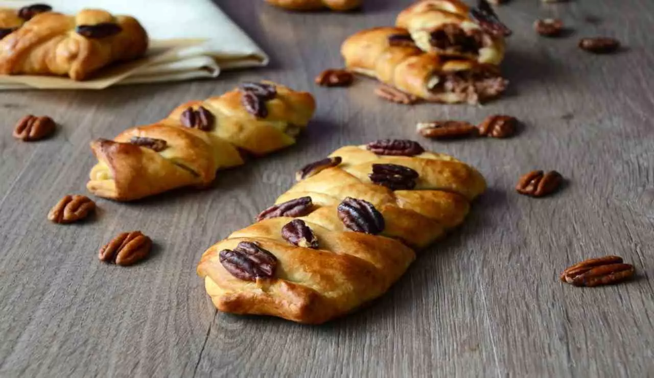 braids pastry puff ກັບ້ໍາເຜີ້ງແລະ walnuts | ມີລົດຊາດແລະຄວາມງ່າຍດາຍຫຼາຍ 24931_1