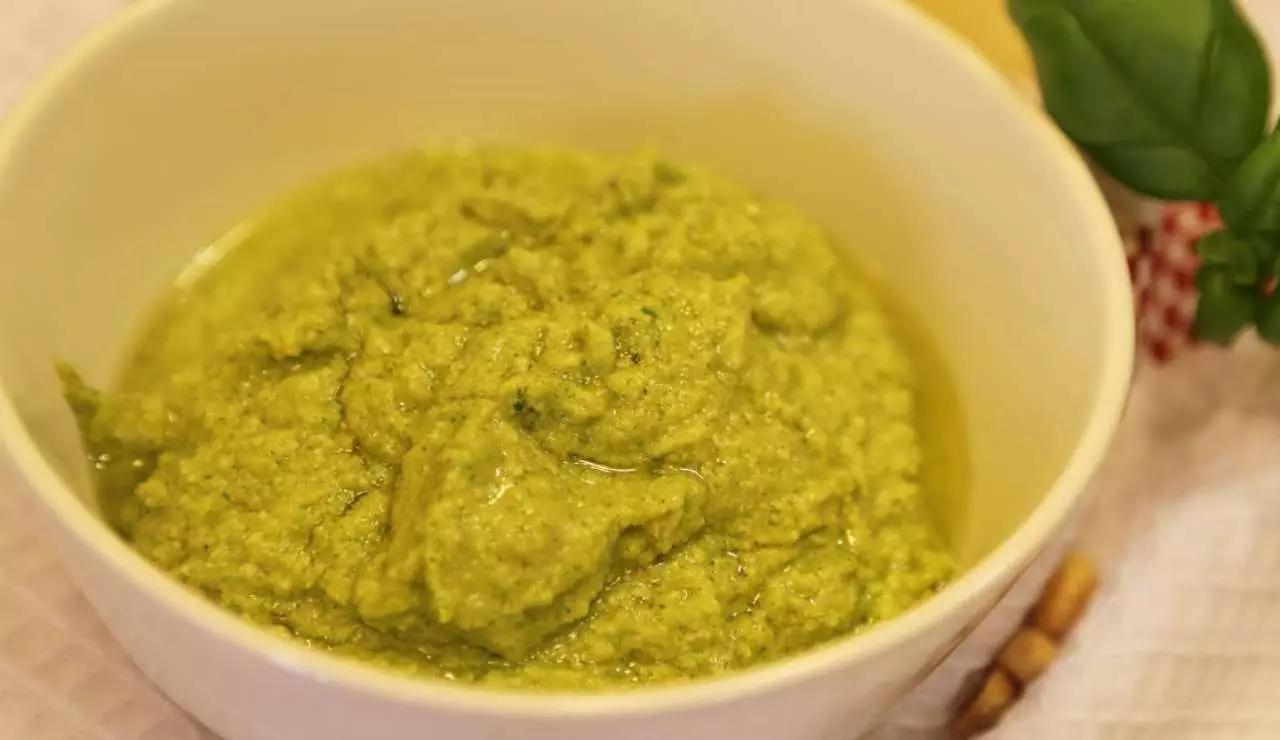 Pesto pasina kubika courgette maruva, michero yakaomeswa uye robiola