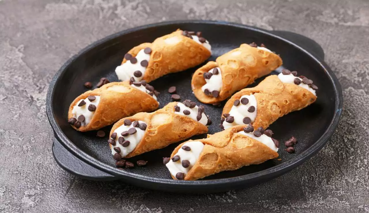 Ndin cannoli pẹlu ricotta ati chocolate awọn eerun | smati ati awọn ọna ilana 24956_1