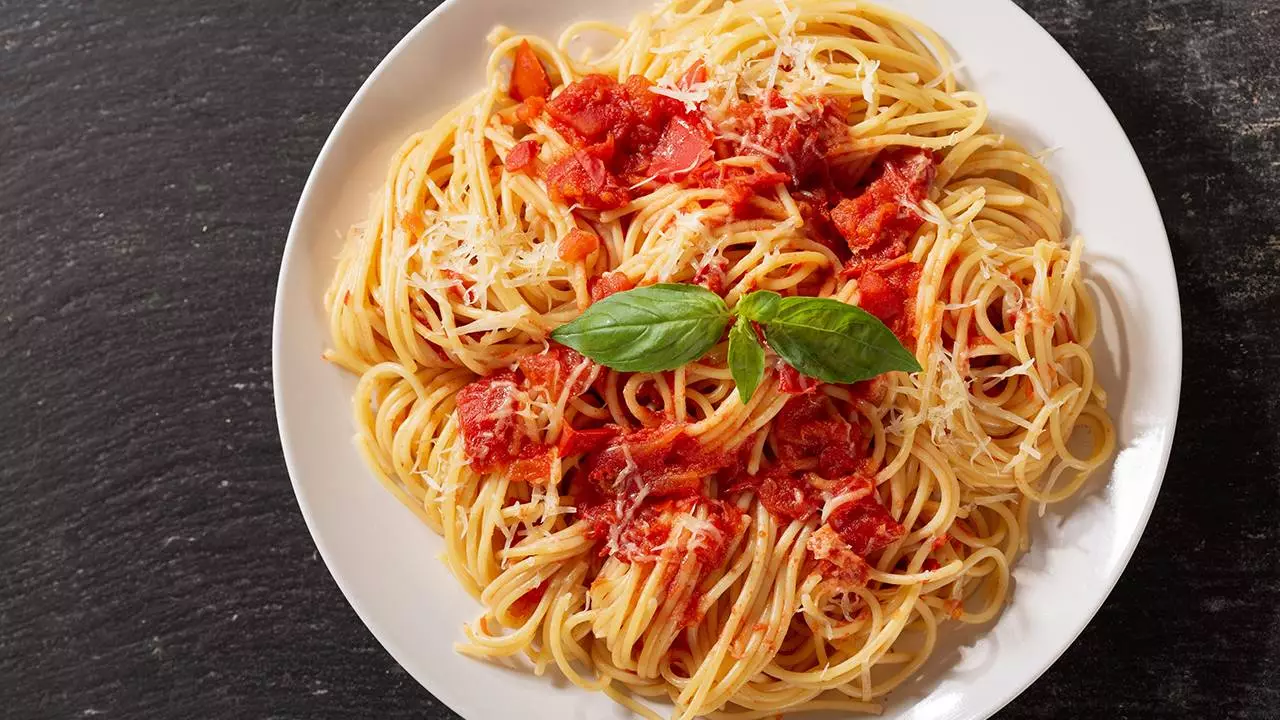 Spaghetti met rou tamatie en gerasperde kaas