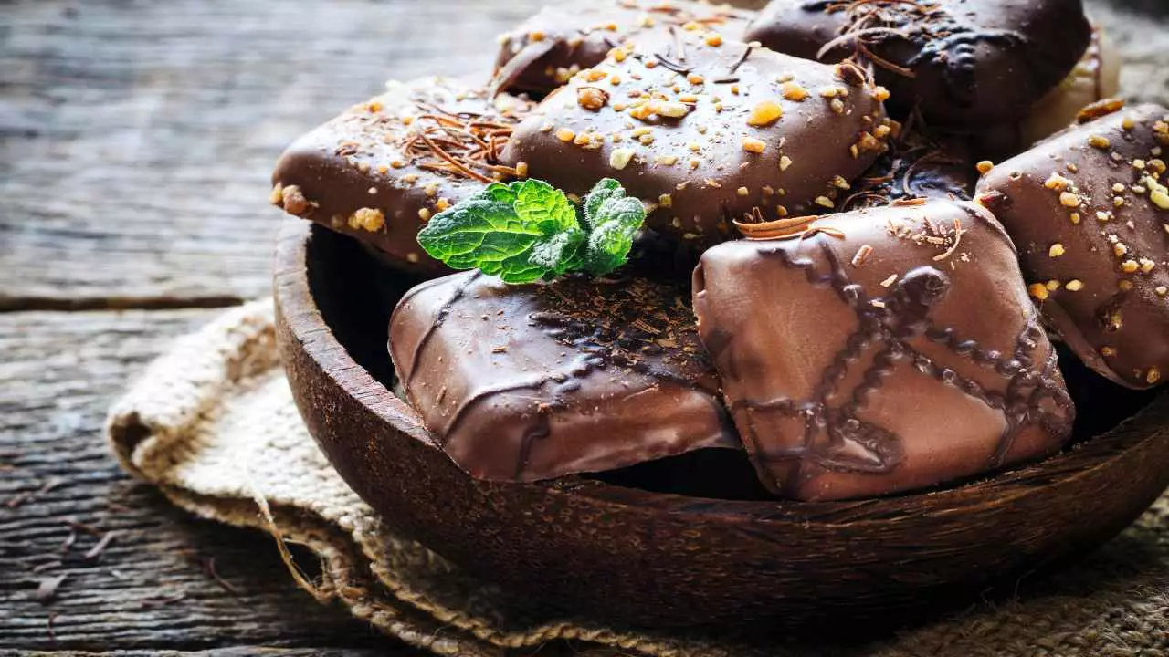 Chocolate ug sour cherry biscuits