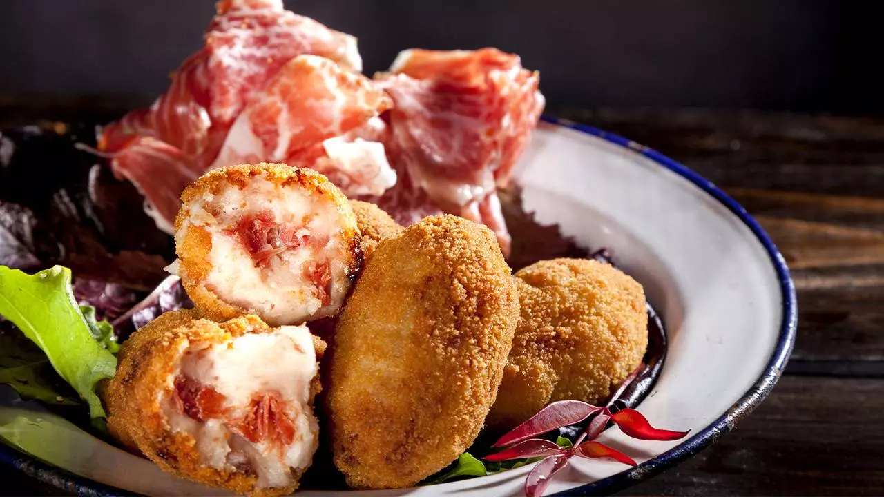 Croquetas españolas con bechamel y jamón