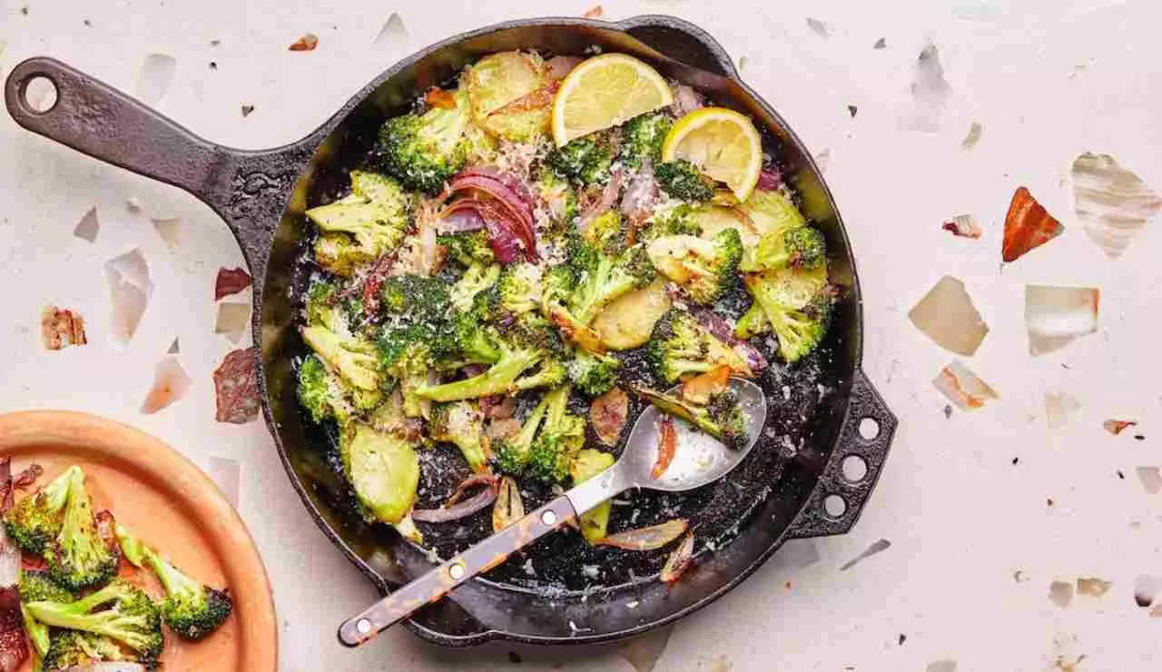 Broccoli nohanina niaraka tamin'ny oliva sy ny anchovies