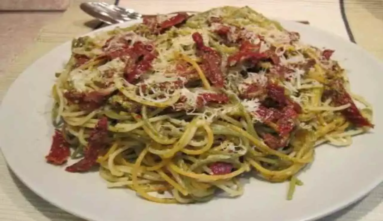 Spaghetti mei brokkoli cream, droege tomaten en burrata tsiis