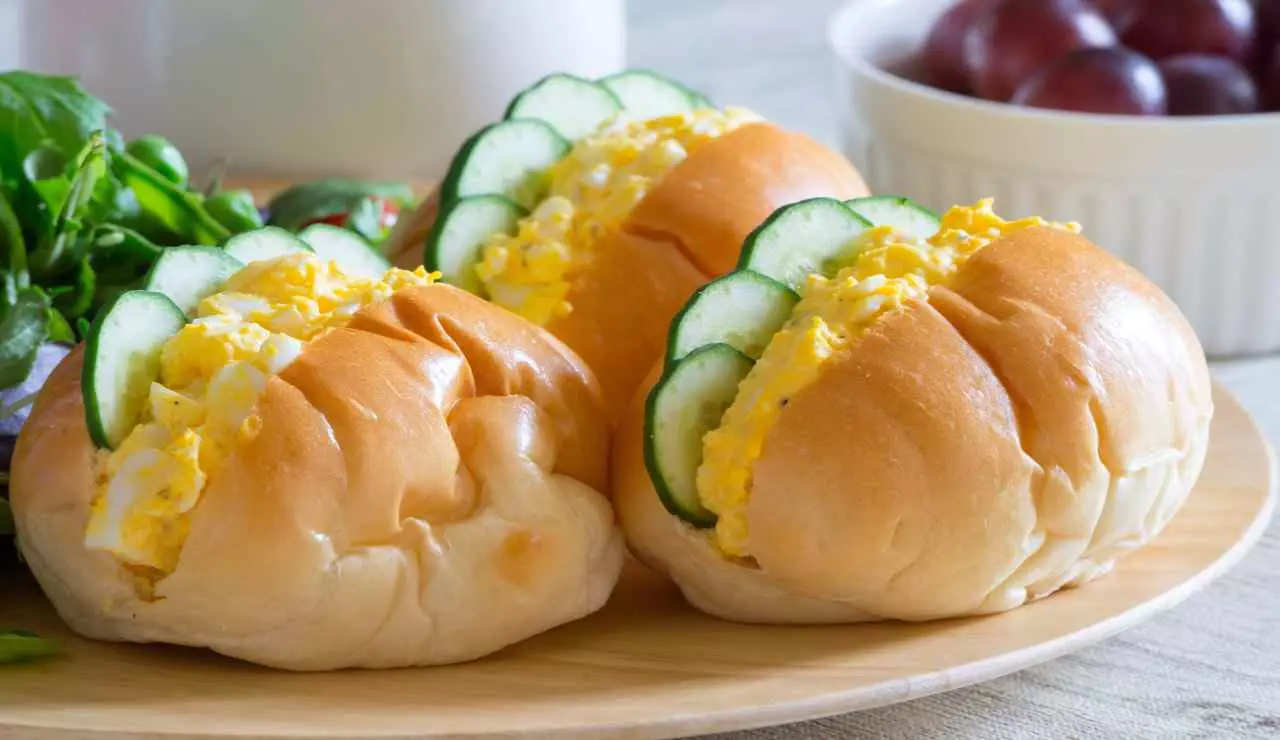 Savory husbands with scrambled sparkling eggs and cucumbers