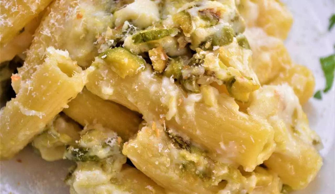 Macaroni karo krim saka kentang, zucchini lan mozzarella - ricettasprint