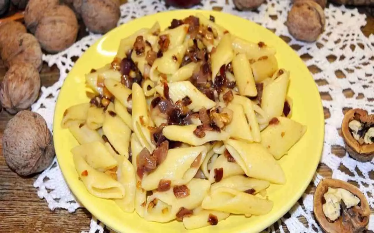I-Pasta ene-walnuts kunye ne-anyanisi ebomvu IPHOTO kwi-ricettasprint yewebhu