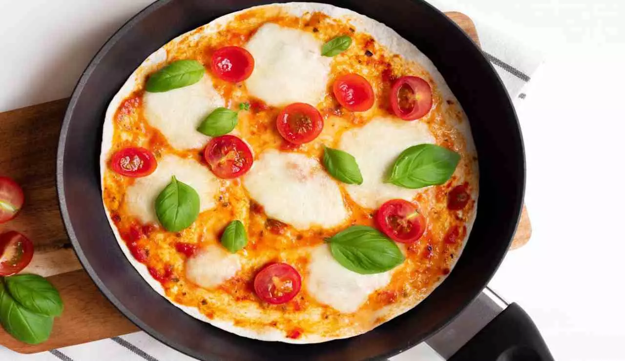 lagana pizza pržena na tavi 5 minuta