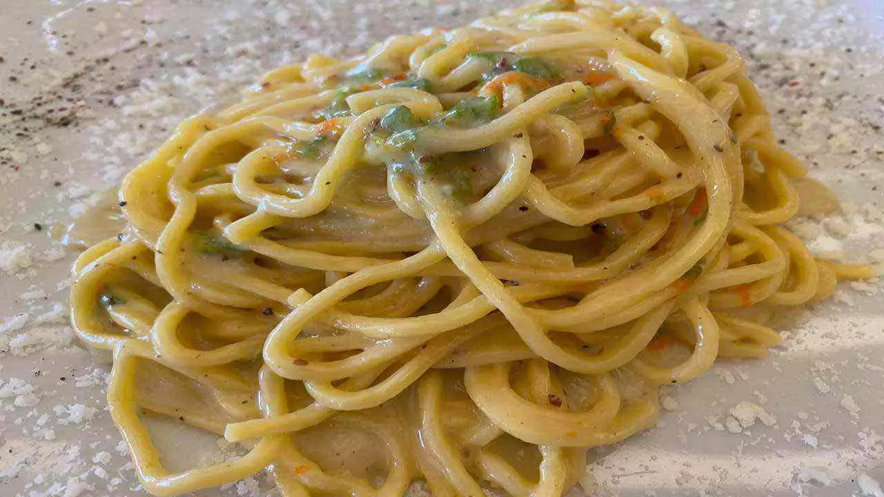 Spaghetti kalayan kéju, lada jeung kembang courgette | Krim siap dina 10 menit 25245_1