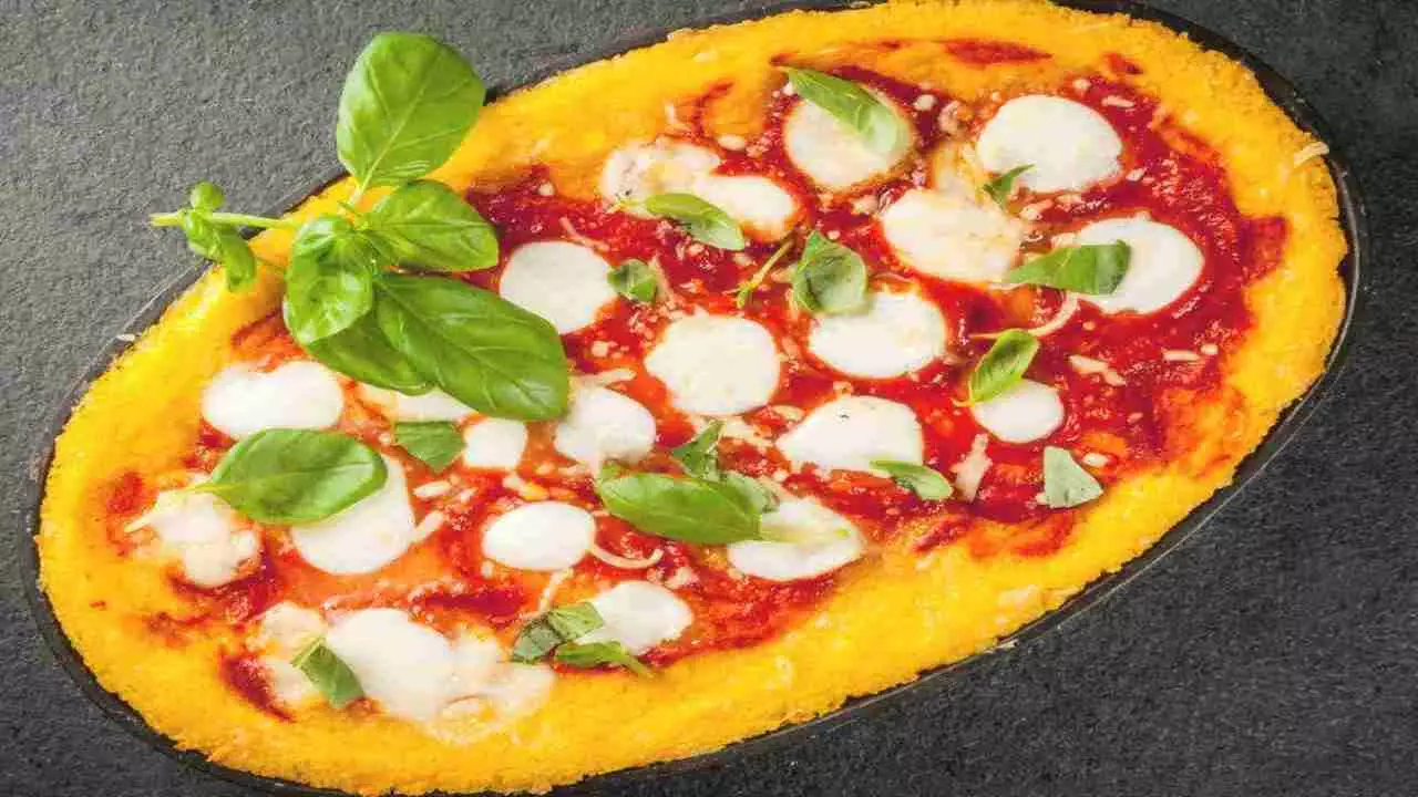 Pizza de polenta com molho de tomate mussarela e manjericão