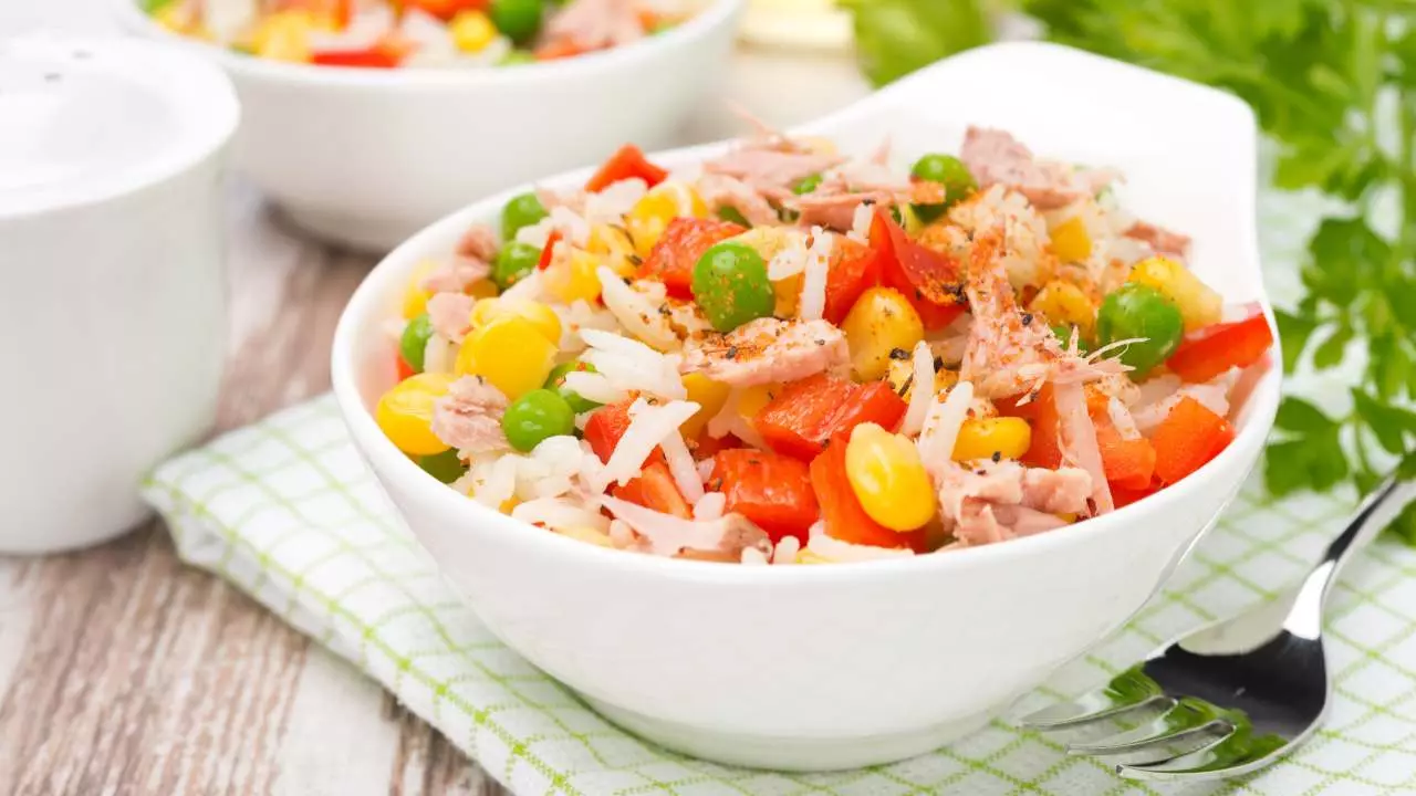 Salad nasi dengan jagung