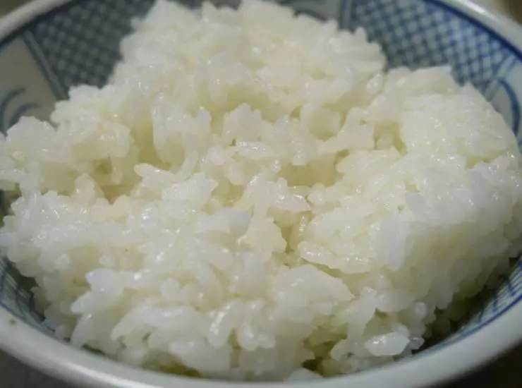 Salad nasi dengan jagung