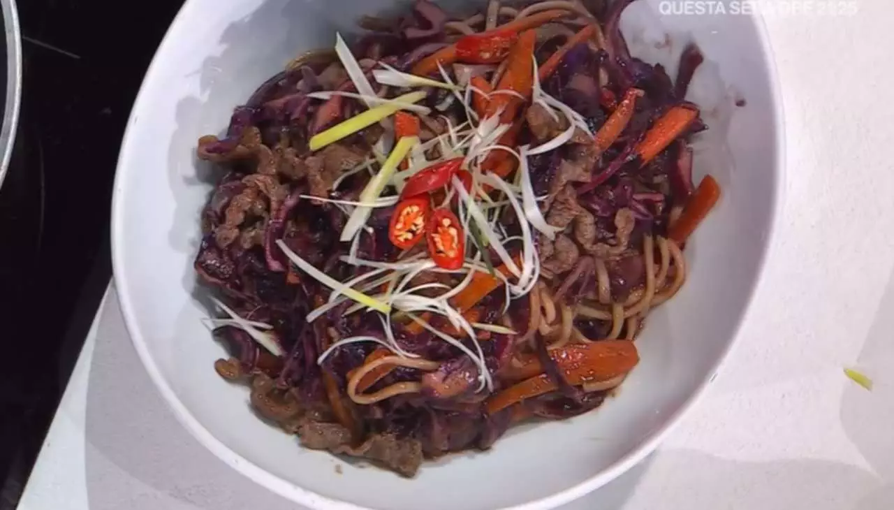 Laging tanghali | Recipe ni chef Francesca Marsetti | Noodles na may beef at purple na repolyo