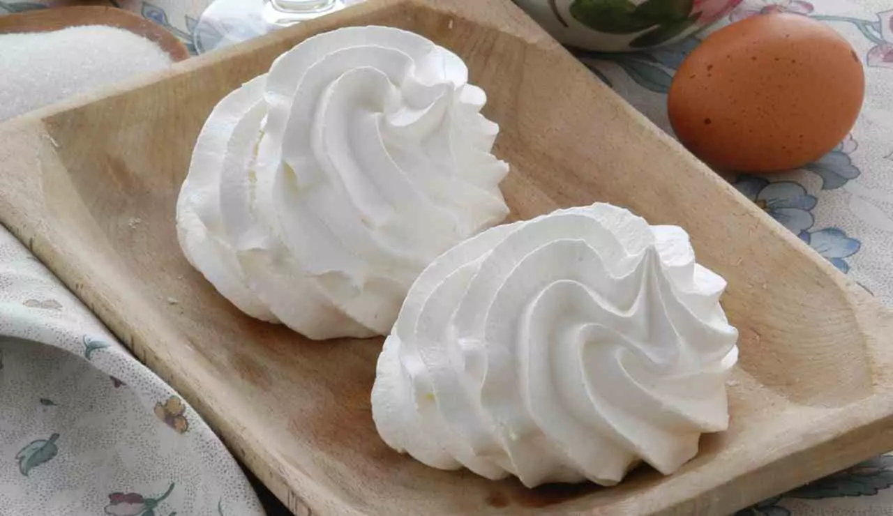 Baie maklike en skuimerige meringues deur Alessandra Spisni resep druk