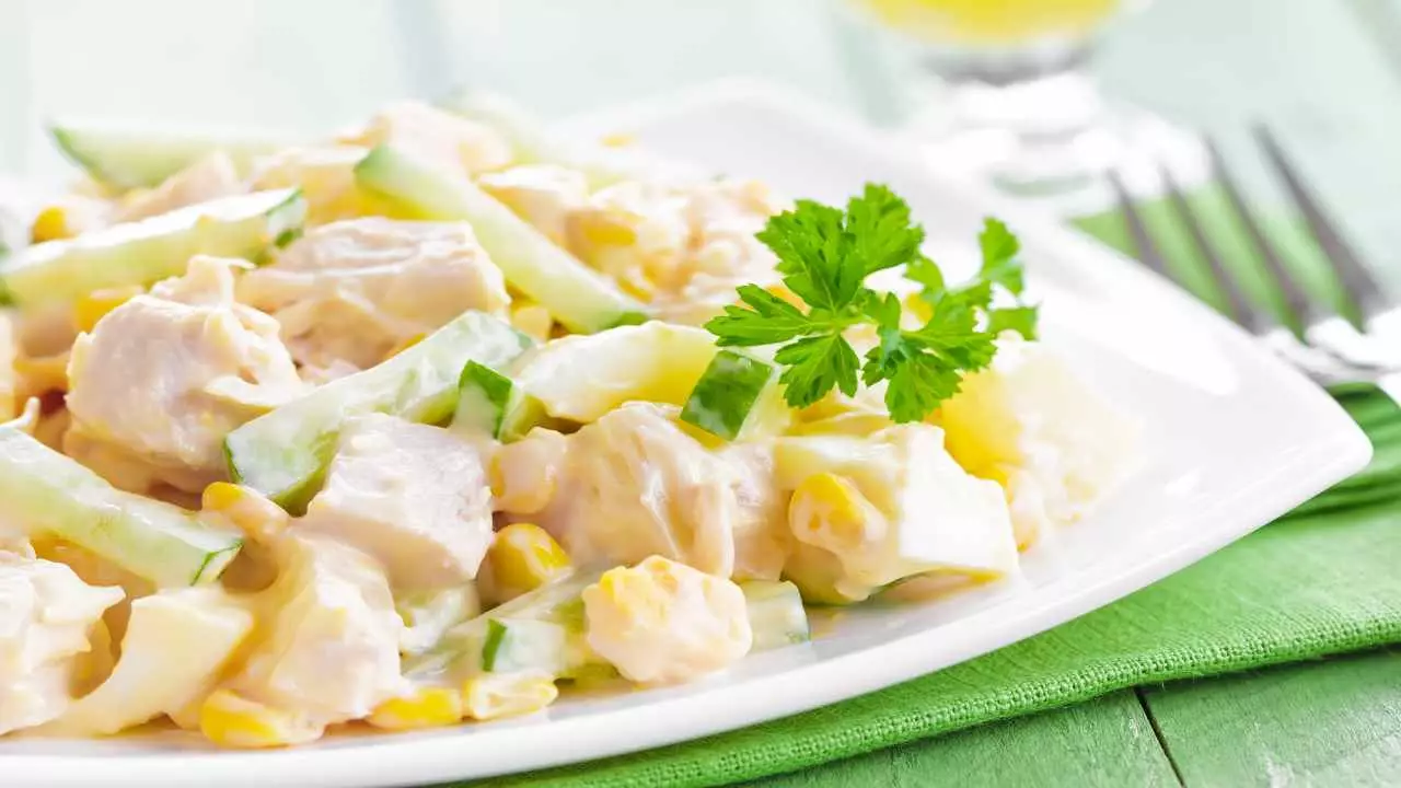 Salade y'inkoko hamwe n'ibirayi na mayoneze