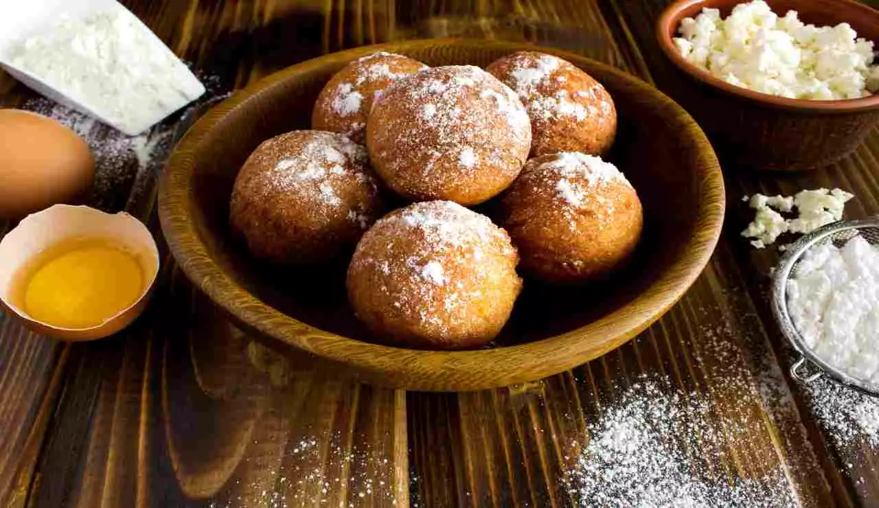 Stegte pandekager med mælkechokoladehjerte på 10 minutter, en uimodståelig dessert klar på kort tid, lad os se hvordan man laver den sammen.