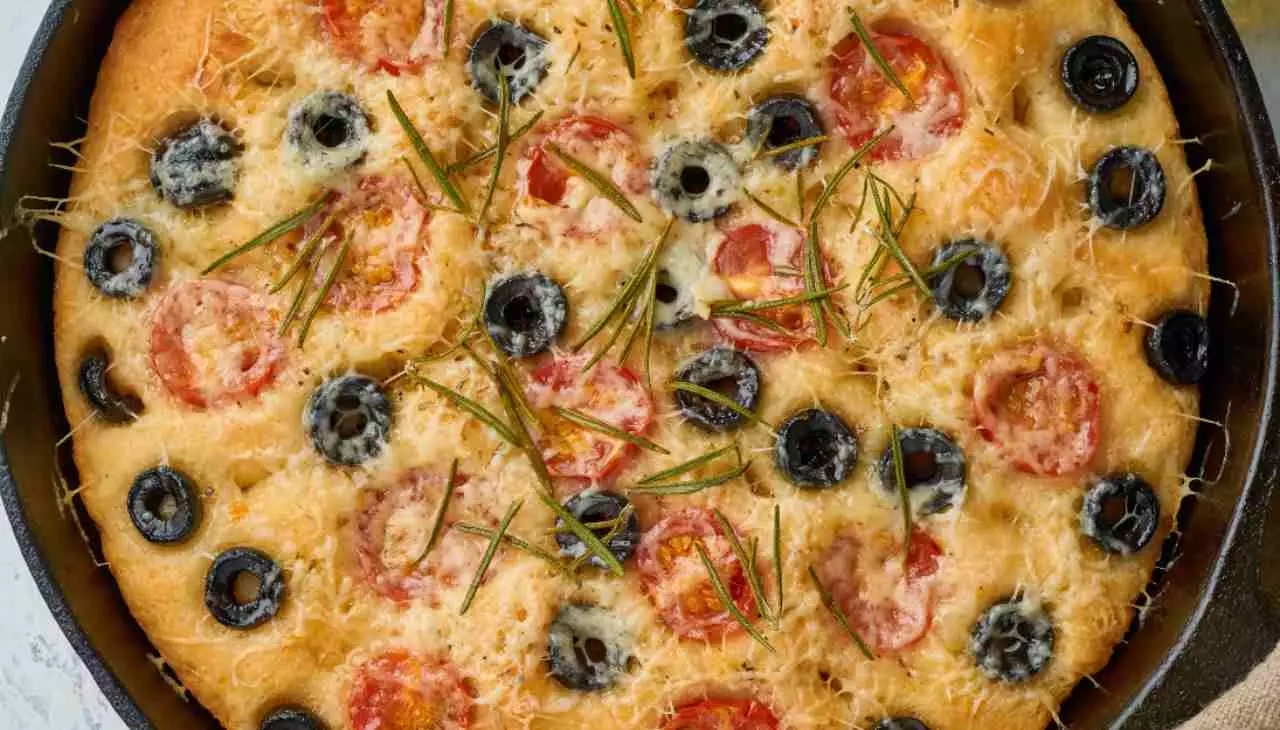 Focaccia basse aux tomates, olives et fromage feta