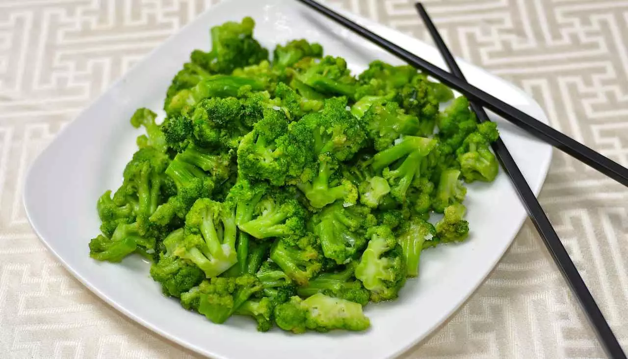 Brokoli pesto, ilkinji kurslarymyz üçin kremli sous 25575_2