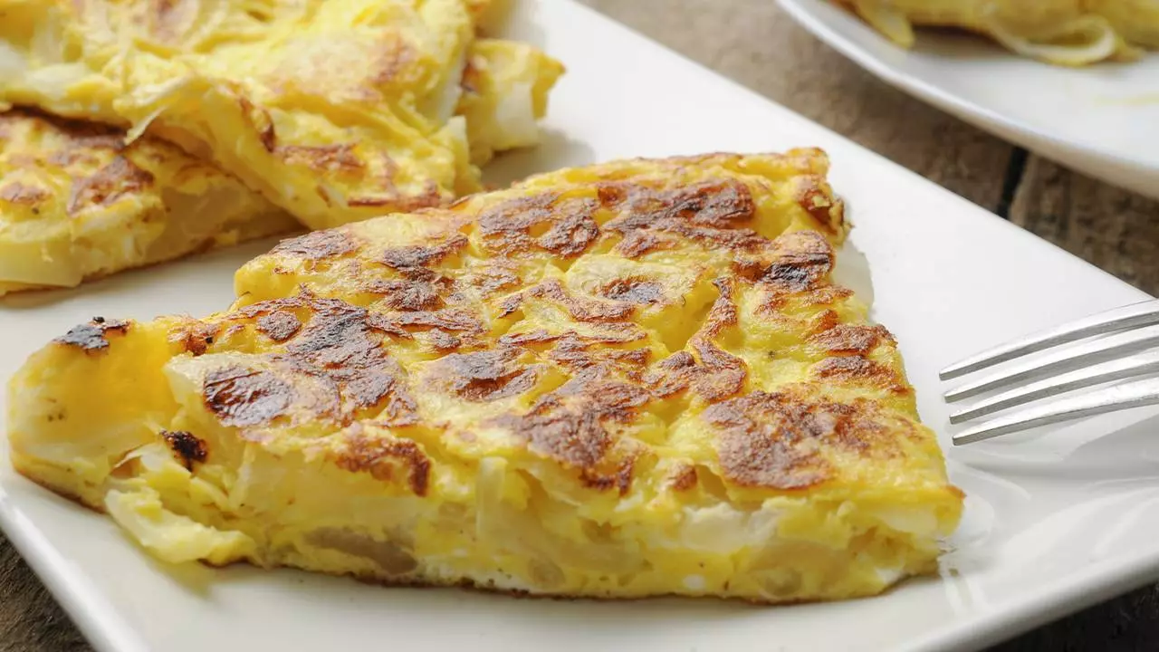 Omelette imsajjar f'taġen bil-basal