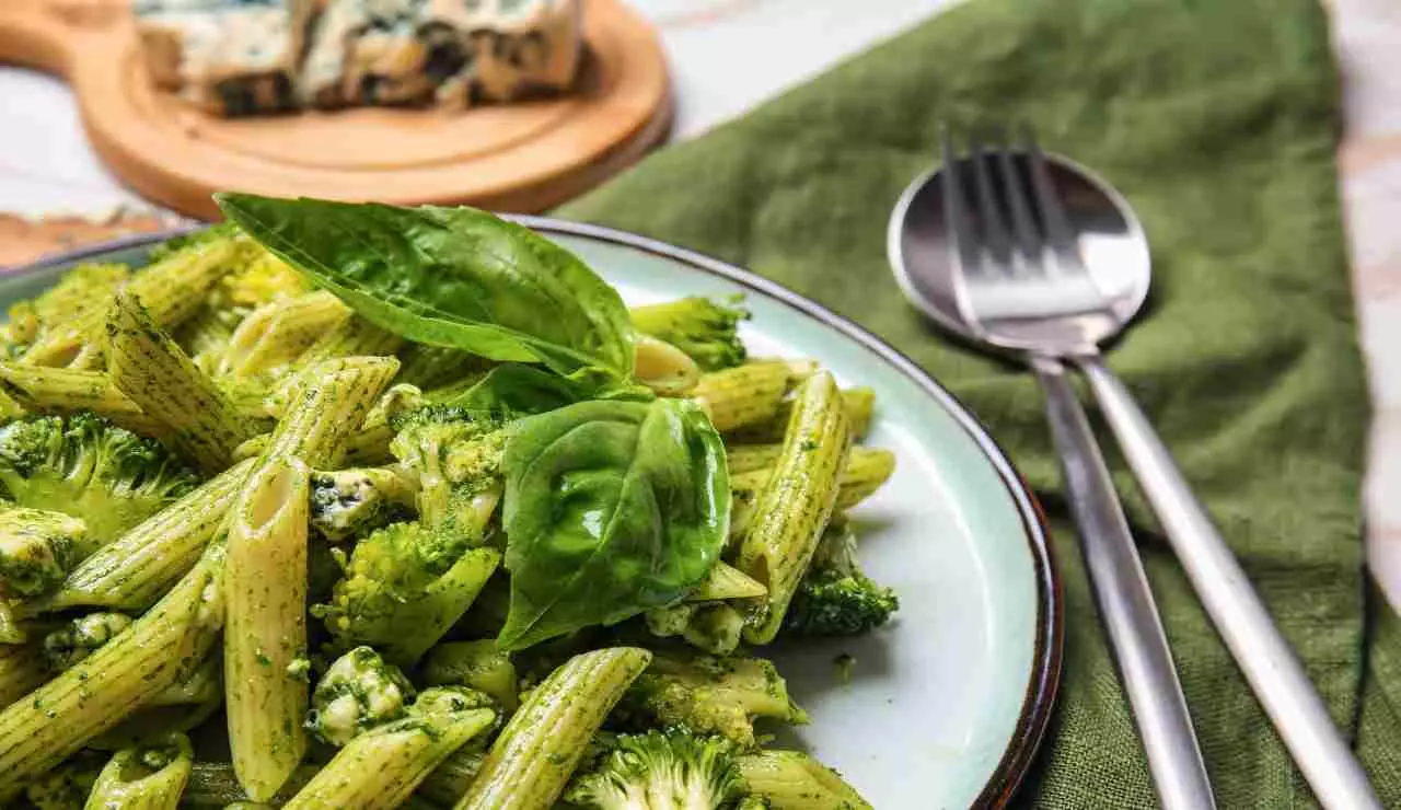I-Pennette ene-broccoli, i-gorgonzola kunye ne-tuna pesto
