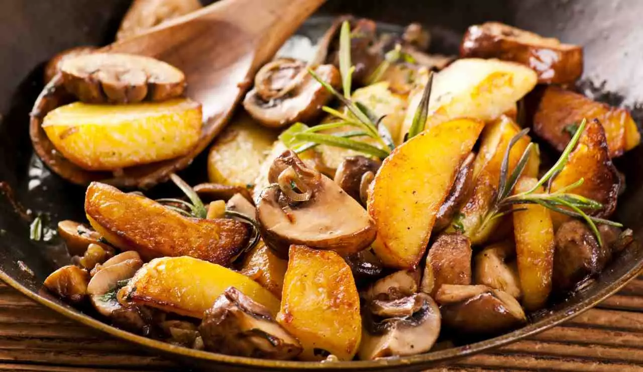 Pan-fried nga mga uhong ug patatas nga adunay rosemary | Lami nga side dish 25623_1