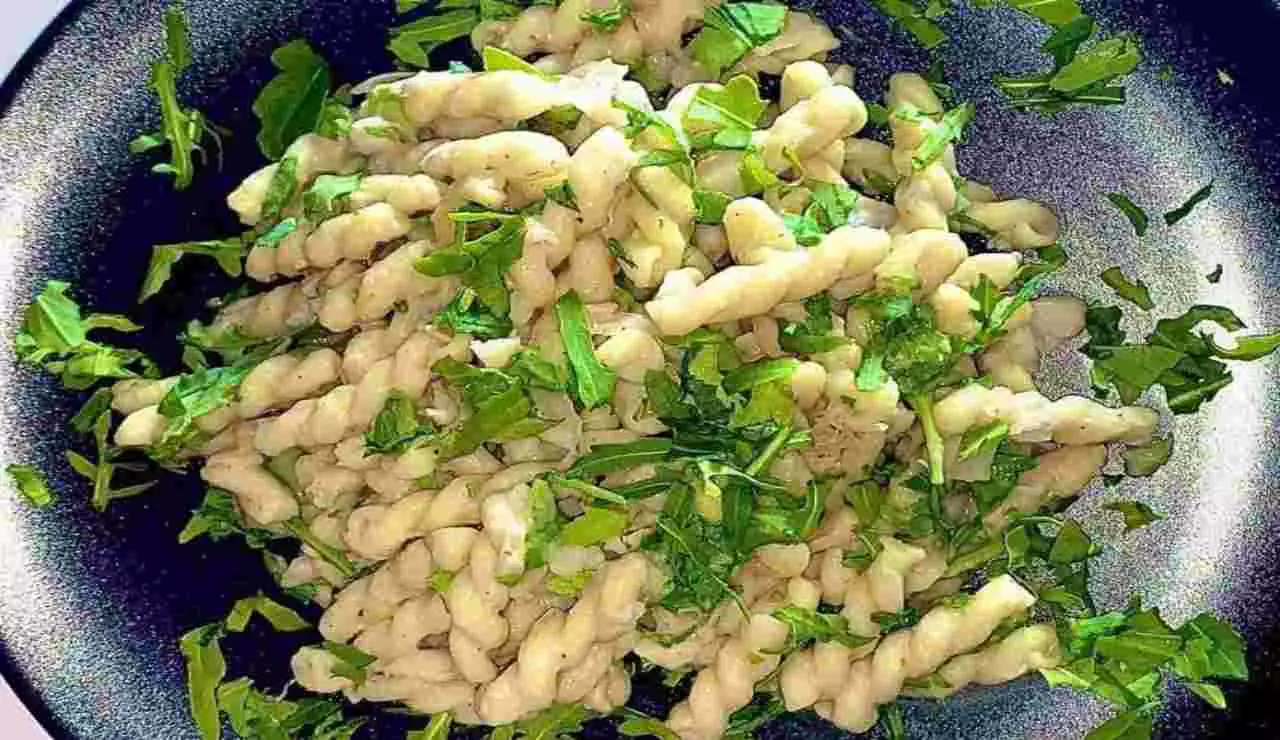 Fusilli frais à la roquette, beurre et parmesan