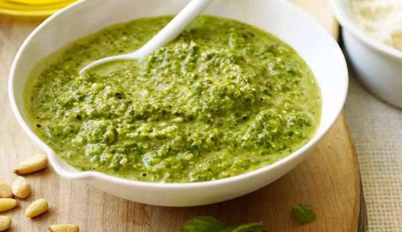 Humuss ar mandeļu pesto