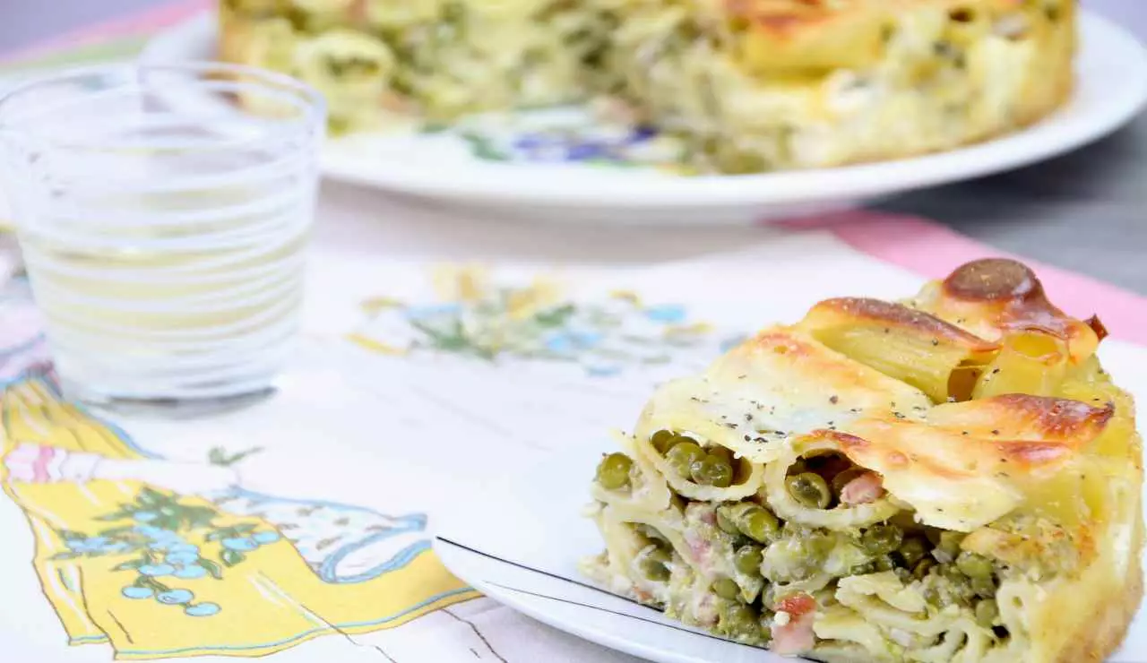 Macaroni timbale misy peas, bacon ary bechamel | tsy hay tohaina 25666_1