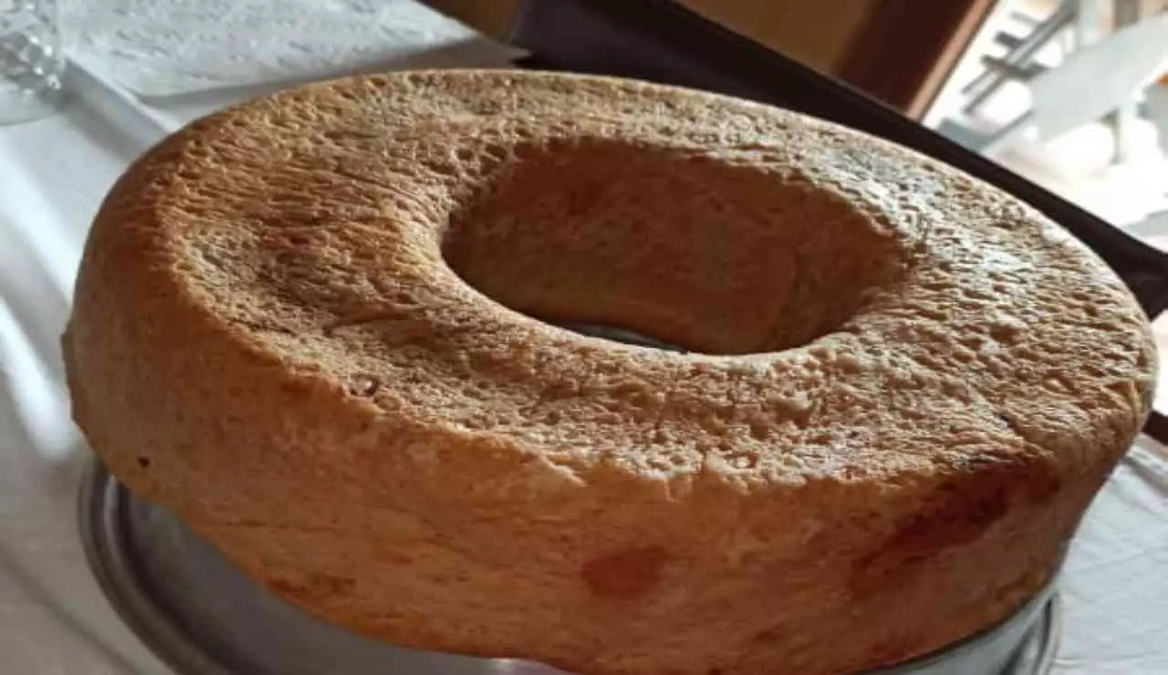 Rustic donut nrog salami thiab cheese