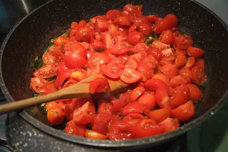 Albalı pomidoru və badımcanlı bişmiş makaron - resept çapı