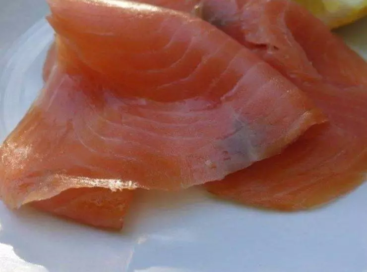 រូបមន្តត្រី salmon និងរ៉ុក្កែត mozzarella វិល
