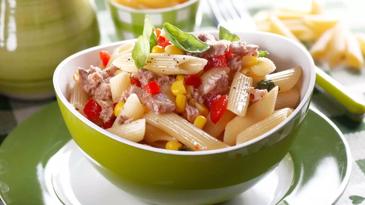 Cold pasta with peppers