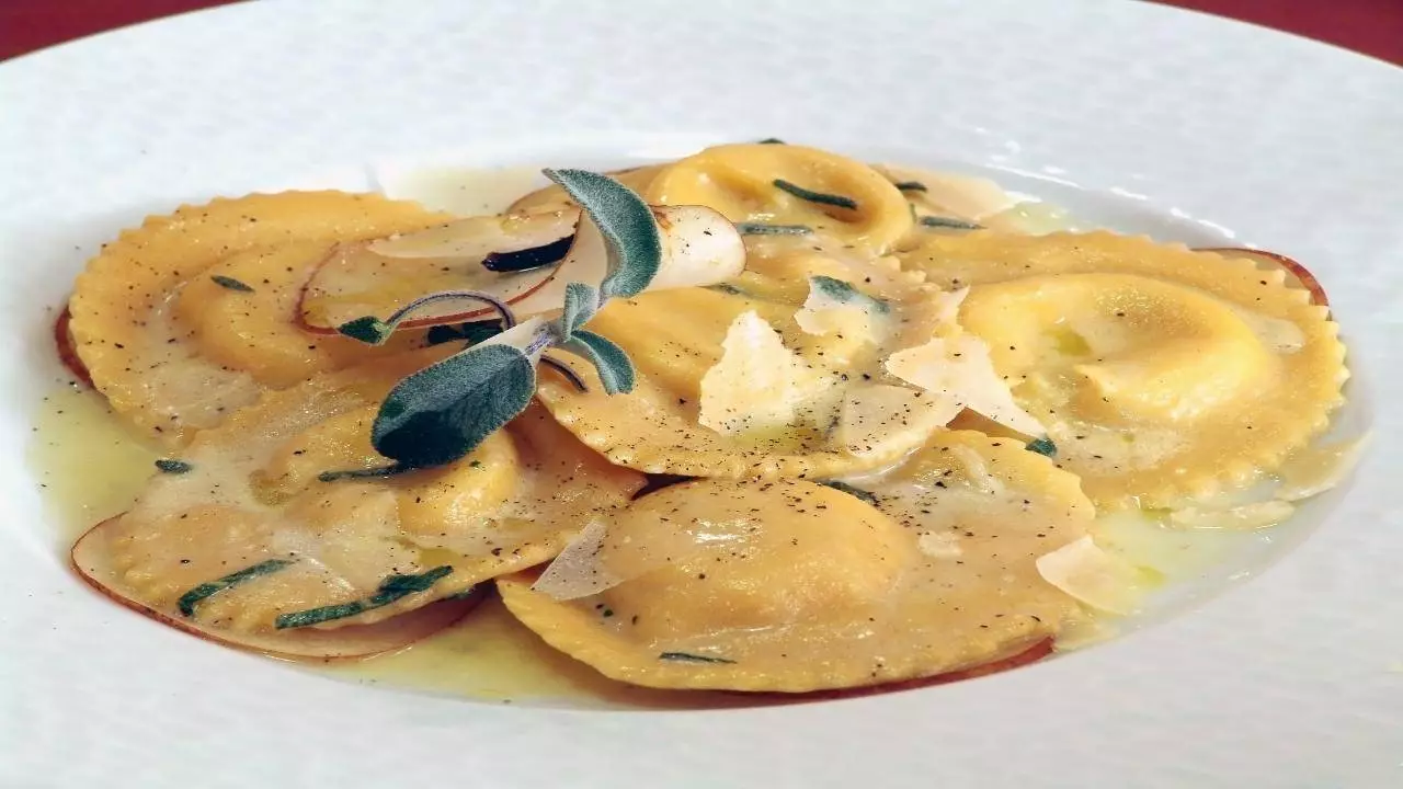 Ravioli labu dengan mentega