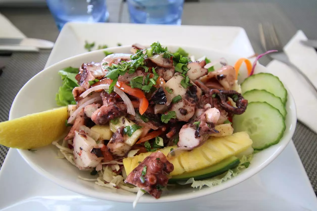 Salada de Polvo Crioulo: Sabores tropicais em um prato de frutos do mar