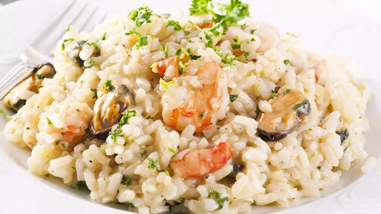 risotto dengan moluska, udang, dan cumi