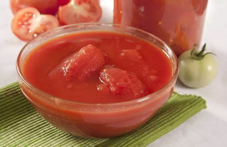 Tomato sauce na may laman sa loob