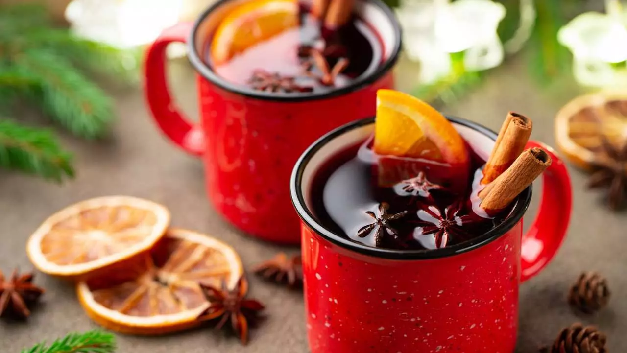 Mulled વાઇન | પ્રખ્યાત મસાલાવાળા પીણાની સરળ રેસીપી