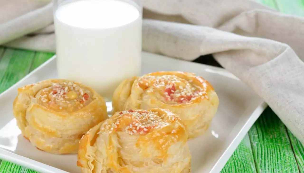 Puff pastry finger ချိစ်နှင့် ဟင်းသီးဟင်းရွက်များဖြင့် ကျွေးပါ။