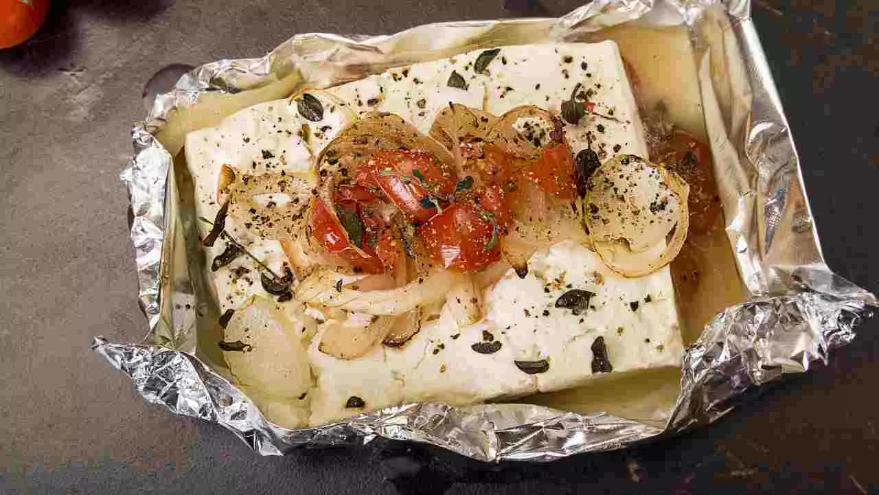 Feta al horno con ingredientes de preparación de receta de tomates cherry 25938_1