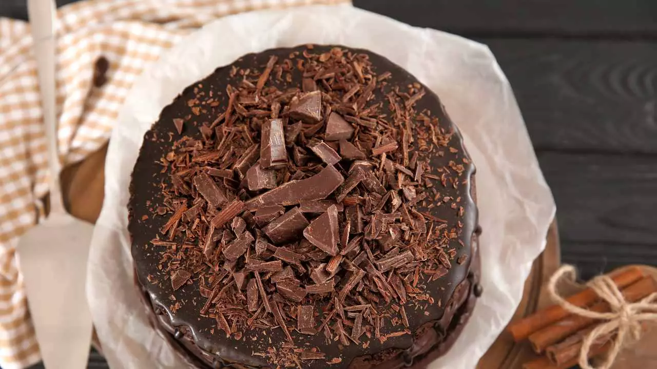 Txokolatezko kanela eta jengibrearen ganache tarta artisaua