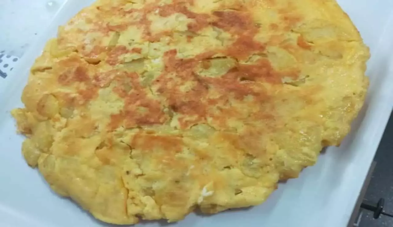 Omelette karo kentang lan irisan-irisan