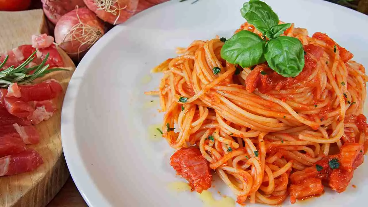 Enostavno poceni okusni špageti z zelo malo sestavinami natisnjen recept