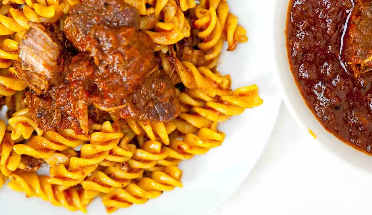 Hnub Sunday Neapolitan ragù | Daim ntawv qhia nrog pog tus pleev 26031_1