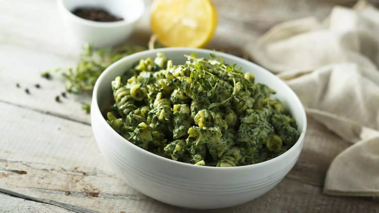 Għaġin tal-pesto tal-ispinaċi